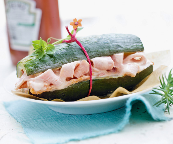 Original recipe: Zucchini "hot dogs" with ham