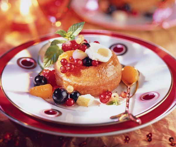 Easy recipe: Rum baba with fresh fruits