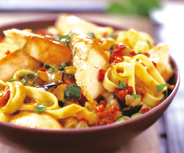 Easy recipe: Tagliatelle with chicken and grilled vegetables