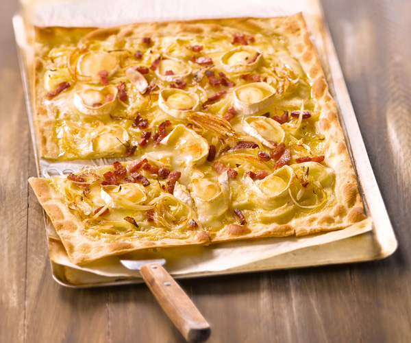 Alsatian recipe: Goat cheese and honey flammekueche