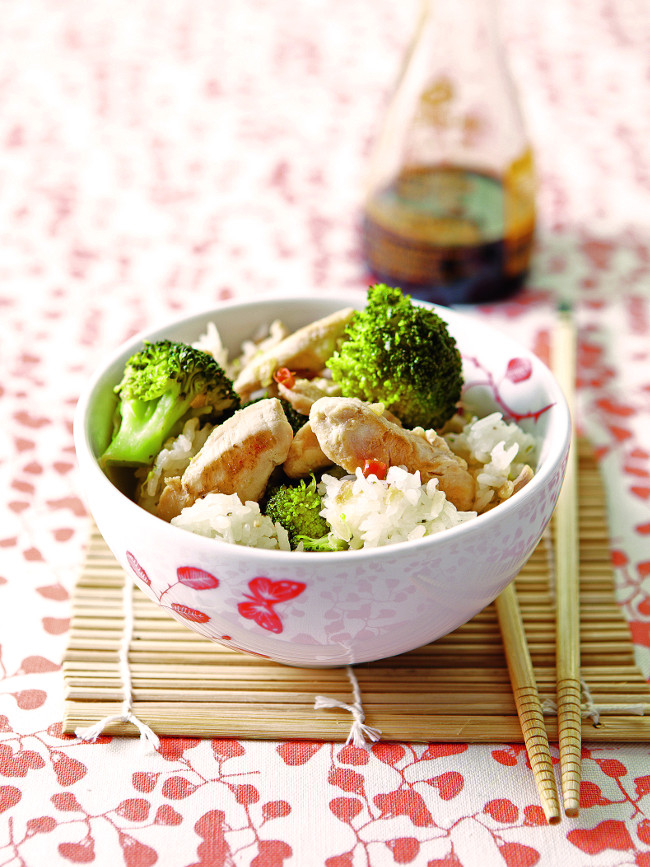 Stir-fry chicken breast with rice and broccoli